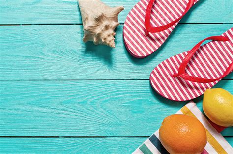 파란색 나무 배경에 플립 플롭 여름 액세서리 과일 공간을 복사합니다 모의 바다 껍질 가방에 대한 스톡 사진 및 기타 이미지 Istock