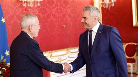 Въпреки победата на крайнодесните Карл Нехамер получи мандат за съставяне на правителство в Австрия