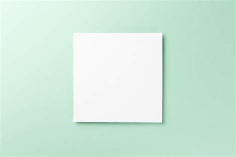 민트 배경에 파스텔에 종이 공백으로 만든 창조적 인 레이아웃 맨 위 보기 플랫 레이 공간을 복사합니다 다채로운 배경 최소한의 창조적 인 개념 네오 민트 2020 년 올해의