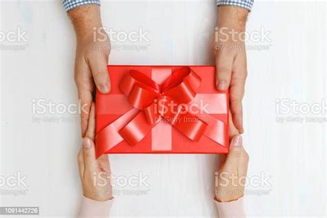 여자에 게 선물을 가진 빨간 상자를 주는 남자의 손의 근접 촬영 개념에 대한 스톡 사진 및 기타 이미지 개념 공휴일 관대함 Istock