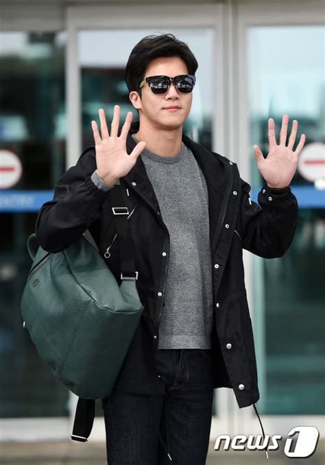 하석진 뇌섹남의 부드러운 손인사~ 뉴스1