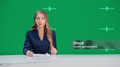 뉴스 룸 Tv 스튜디오 라이브 뉴스 프로그램 백인 여성 발표자보고 그린 스크린 크로마 키 스크린 사진 텔레비전 케이블 채널 앵커 여성 회담 네트워크 브로드캐스트 모형 녹색에