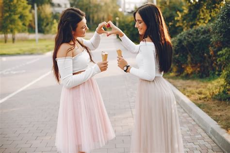 Deux Jolies Filles Dans Un Parc D T Photo Gratuite