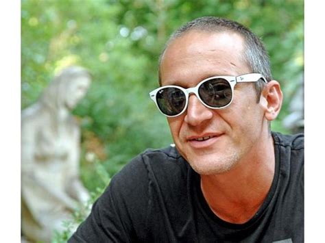 Деян Донков на гей парти с кученце под мишница