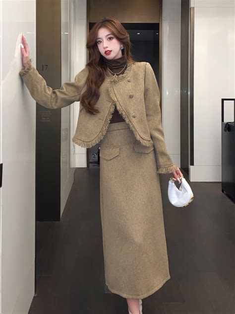 패션 바이 카카오 Set 노카라 사선 트임 긴팔 고급 수술 트위드 자켓 하이 웨스트 롱 스커트 결혼식 하객룩 격식룩 연말룩 디너룩 파티룩 코디