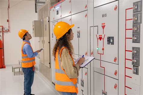 산업 냉수 팬 코일 단위 에어컨을 점검하는 엔지니어는 공기 시스템을 제어하는 대형 산업 건물의 물 냉각탑 공기 냉각기 Hvac 시스템입니다 2명에 대한 스톡 사진 및 기타