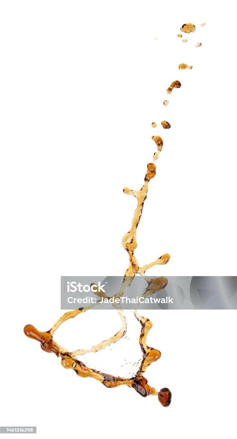 커피 음료 에스프레소의 물방울이 공중에서 펄럭이는 드롭 콜라 라인 튜브 공격과 스톱 모션 프리즈 샷에 튀는 모양 스플래시 간장