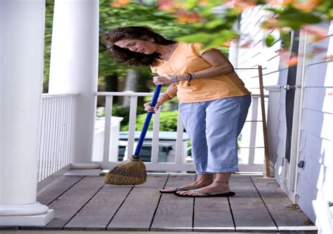 6 Cara Menyapu Lantai Yang Benar Gerakan Tangan Harus Diperhatikan