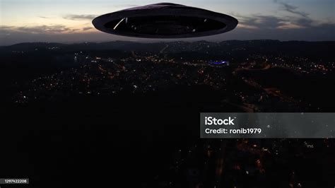 일몰 에 도시 위에 큰 외계인 우주선 사쿠어 Ufo 실루엣 공중 뷰에 대한 스톡 사진 및 기타 이미지 공중 뷰 과학 날기 Istock