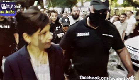 На прибежки из тъмните улички Дариткова се спаси от протестния гняв