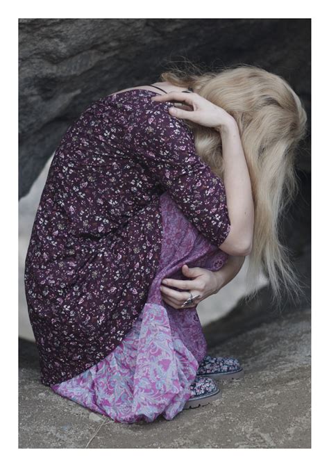 Фото Девушка сидит на полу By Irinajoanne