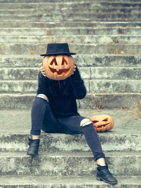 Premium Photo Halloween Girl With Pumpkin