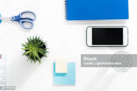 스마트폰 빈 화면 녹색 식물 물가 위 노트북 및 직장에서 스티커 메모의 유리의 평면도 0명에 대한 스톡 사진 및 기타 이미지