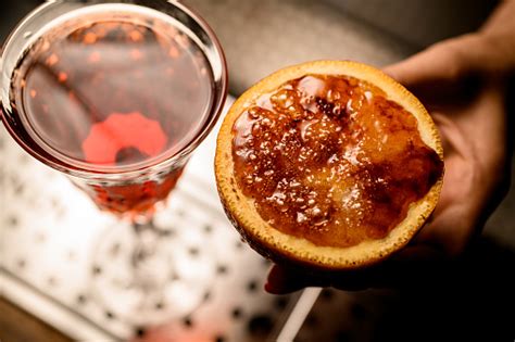 여성의 손에 캐러멜 크러스트와 오렌지 조각을 클로즈업 갈색에 대한 스톡 사진 및 기타 이미지 갈색 건강한 식생활 결정체 Istock