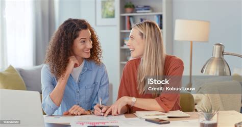 비즈니스 여성과의 계획 팀워크 및 전략은 마케팅 문서 및 분석에 대한 회의 및 작업입니다 프로젝트 관리 컨설팅 및 사무실 내 직원과의 협업 2명에 대한 스톡 사진 및 기타