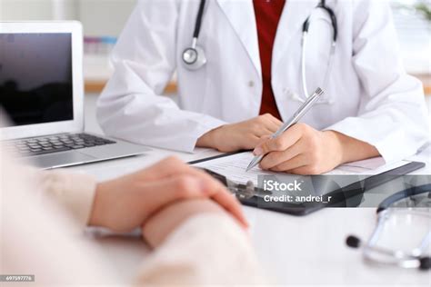 환자를 상담 하는 동안 응용 프로그램 양식을 작성 여성 의사의 클로즈업 건강관리와 의술에 대한 스톡 사진 및 기타 이미지 건강관리와 의술 노트북 무선 기술 Istock