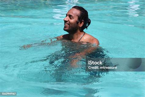 수정처럼 맑은 물 야외 수영장 잔물결에 의해 왜곡된 청록색 파란색 모자이크 타일 수영과 튀기 고르지 못한 수면 반사 전경에