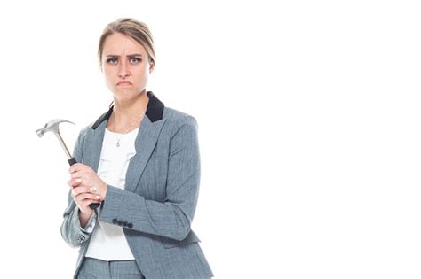 2029세의 성인 미모젊은 여성사업가비즈니스맨 1명정면웨스트 업진지한자신감집중력들고 망치를 입고 서 있는 사람 20 29세에 대한 스톡 사진 및 기타 이미지 Istock