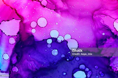 혼합 색상 손으로 그려진 래스터 일러스트 창조적 인 어두운 보라색과 밝은 분홍색 수채화 배경입니다 곤색에 대한 스톡 벡터 아트 및 기타 이미지 Istock
