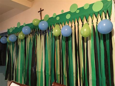 Easy Dollar Tree Photobooth Backdrop