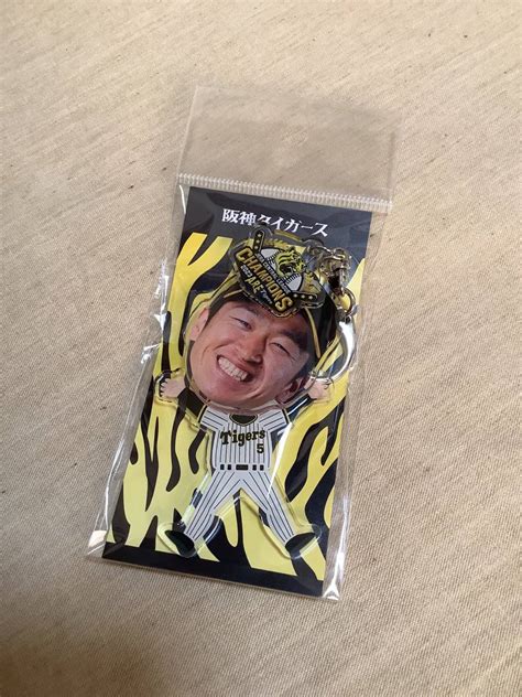 Yahooオークション 近本 選手 ふりふりキーホルダー 優勝記念 阪神