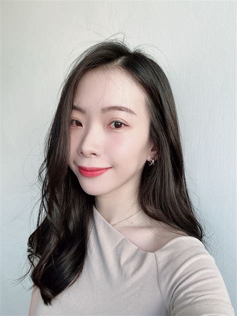本人真的長這樣 上班的他 要不是我是彩虹 那不然我應該很哈她 以 漂亮不