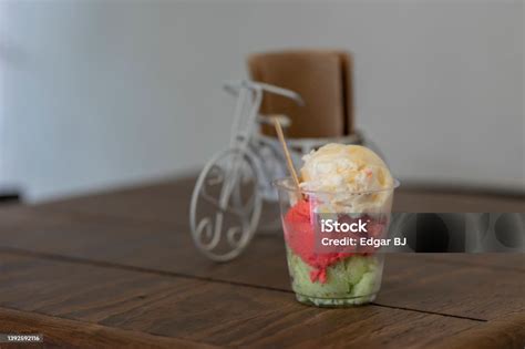 다양한 맛의 전통 아이스크림 복사 공간이있는 테이블 위의 유리에 담겨 제공됩니다 아이스크림에 대한 스톡 사진 및 기타 이미지 아이스크림 아이스크림 전문점 전원 장면