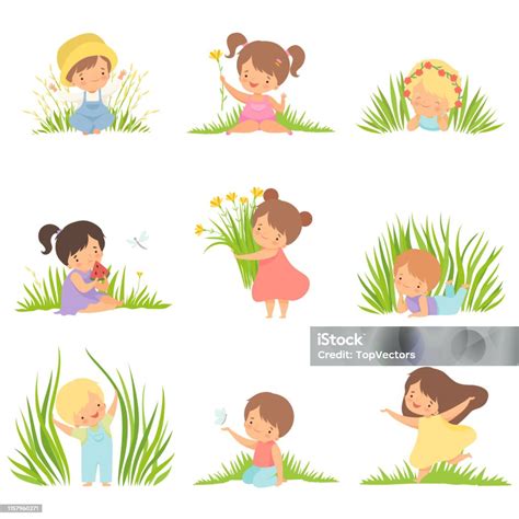 녹색 초원 세트 사랑스러운 작은 소년과 소녀 만화 캐릭터 외부 재생 벡터 일러스트에 재미를 가진 귀여운 행복한 아이 소녀에 대한