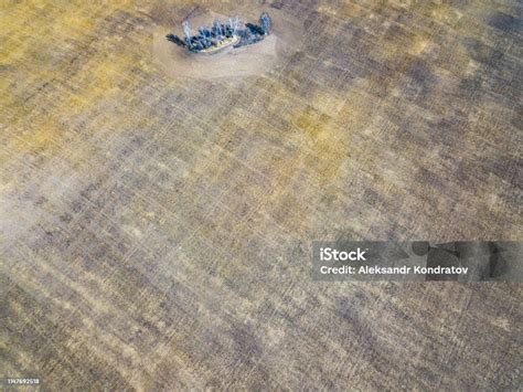 푸른 하늘과 흰 구름 아래 태양에서 도시 밖 봄에 파 종 하기 전에 농업 작물의 다채로운 플롯 무성 한 초원과 필드에 공기에서 파노라마 계절의 자연 경관에 대한 스톡 사진