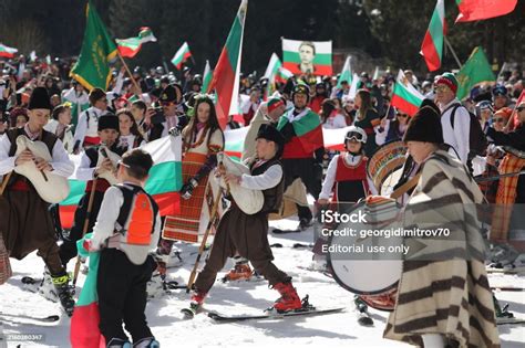 불가리아 팜포로보 스키 리조트에서 불가리아 국기로 스키를 타는 모습 불가리아 전통 의상을 입은 사람들이 불가리아 국기를 들고