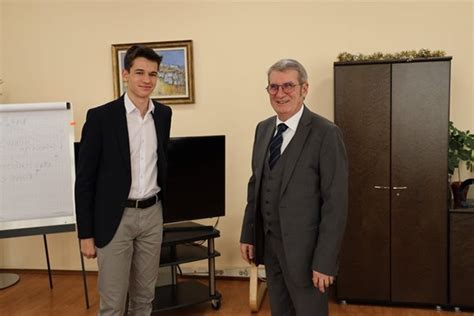 Христо Хинков награди ученик от Пловдив с грамота „Посланик на бъдещето