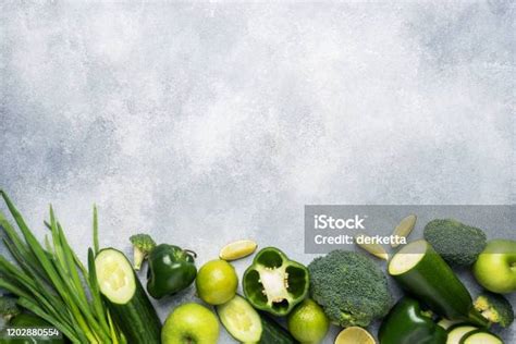 회색 콘크리트 배경에 신선한 녹색 채소와 허브프레임 공간을 복사합니다 개념에 대한 스톡 사진 및 기타 이미지 개념 개념과