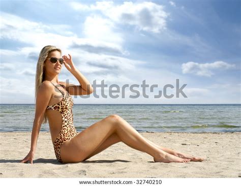 Sexy Lady Wearing Swimsuit On Beach Foto Stock 32740210 Shutterstock
