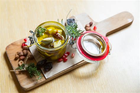 유리 항아리에 올리브 오일에 신선한 허브와 향신료와 토마토와 치즈를 햇볕에 말린 것입니다 건강한 생활방식에 대한 스톡 사진 및 기타 이미지 건강한 생활방식 건강한