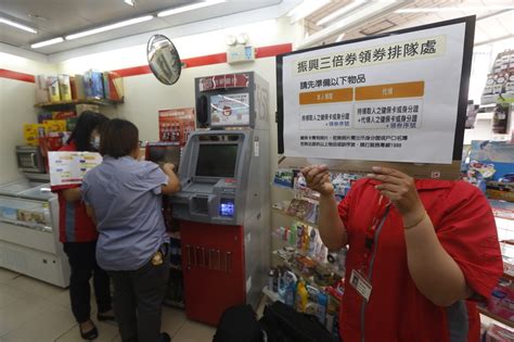現場直擊》三倍券開領郵局排隊人潮沒預期多 四大超商當機暫停領券 信傳媒