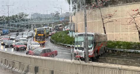 龍翔道兩車相撞 旅遊巴失控撞防撞欄再反彈撼的士 1445 20230326 港聞 即時新聞 明報新聞網