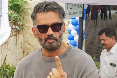 महाराष्ट्र चुनाव अभिनेता अक्षय कुमार और राजकुमार राव समेत कई सितारों ने डाला वोट देखें