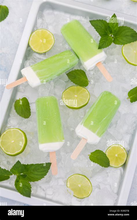 Wassereis Am Stiel Fotos Und Bildmaterial In Hoher Auflösung Alamy