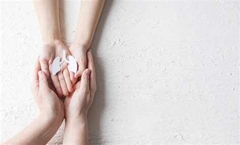 세계 결핵의 날 대처 세계 폐렴의 날 폐를 들고 성인 손 개념 호흡기와 가슴 세계 금연 담배의 날 폐암 폐 고혈압 분석 보기에 대한 스톡 사진 및 기타 이미지 Istock