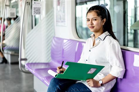 전기 열차에서 펜으로 클립보드에 있는 종이에 급하게 글을 쓰는 아시아 여성 기업가에 대한 스톡 사진 및 기타 이미지 기업가 기차 다이어리 Istock