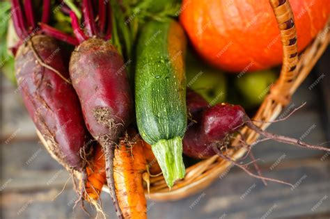 Свежие органические продукты питания фон овощи в корзине | Бесплатно Фото