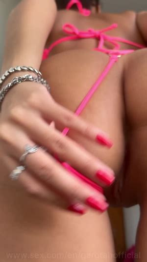 Garota Pink Bikini