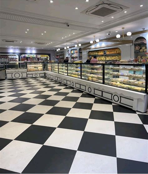 C H I C B O L D G L A M O R O U S B R I G H T Aarti Kapoor