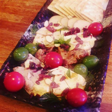 미식싸롱 미식싸롱 의 과일치즈플레이트 입니다 5종의 과일치즈들과 스모크치즈 방울토마토 올리브