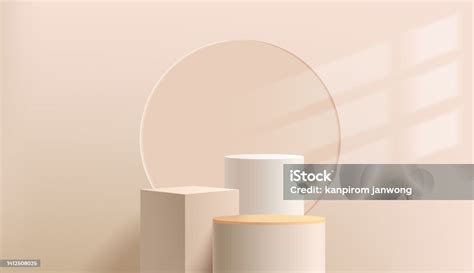 베이지 색 기하학적 큐브 플랫폼이있는 추상 3d 실린더 받침대 연단 창 조명이있는 밝은 갈색 최소 벽 장면 화장품 프리젠 테이션을위한 최신 벡터 렌더링 받침대에 대한 스톡