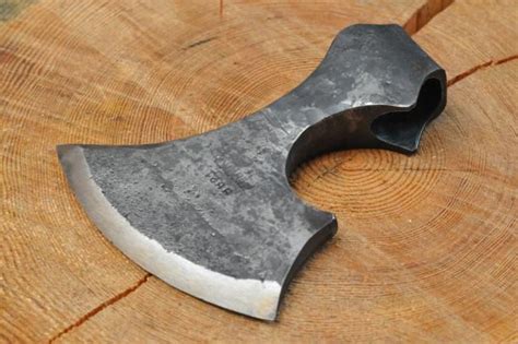 Пин на доске топоры