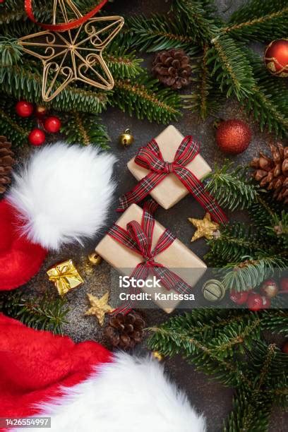 크리스마스 장식 산타 클로스 모자 및 녹색 전나무 가지 사이에 포장 된 선물 상자 0명에 대한 스톡 사진 및 기타 이미지 0