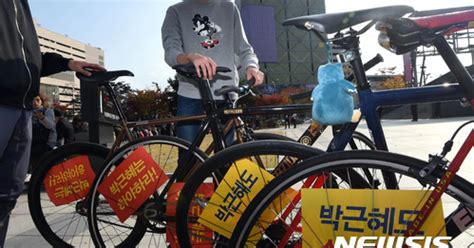 자전거 바퀴에 달린 손 피켓