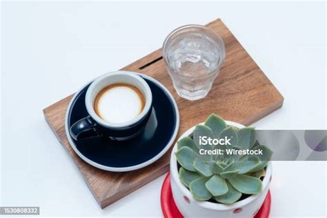 테이블 위의 쟁반에 물 한 잔과 함께 에스프레소 한 잔의 근접 촬영 0명에 대한 스톡 사진 및 기타 이미지 0명 마실 것 목재 재료 Istock