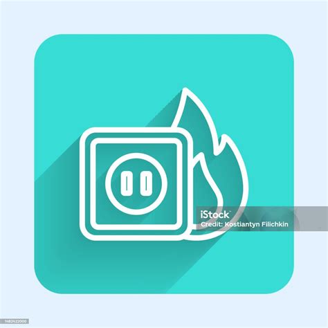 흰색 선 긴 그림자 배경으로 격리된 화재 아이콘의 소켓 전기 배선 전기 안전 개념입니다 콘센트에 불이 붙었습니다 녹색 사각형 버튼입니다 벡터 개념에 대한 스톡 벡터 아트 및